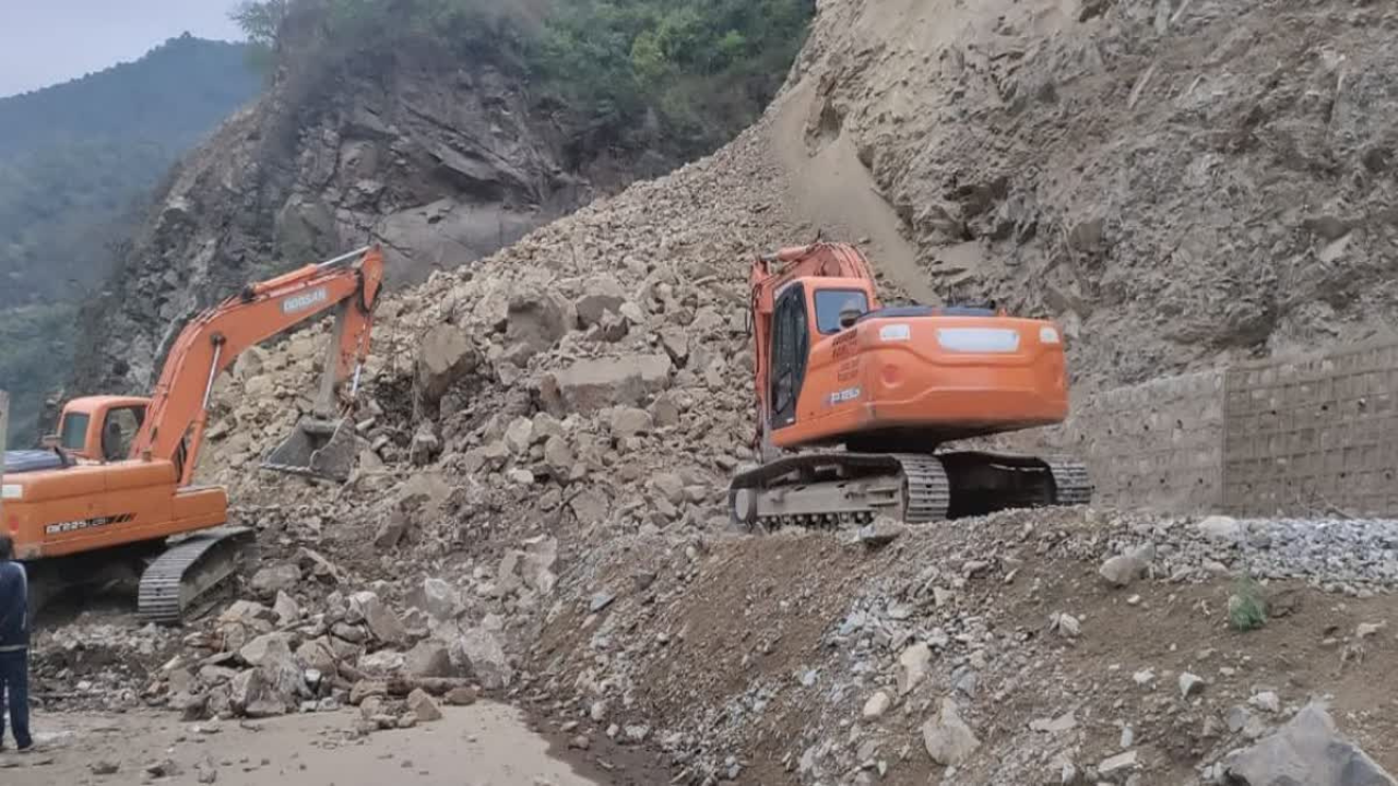 Mandi: Several Tourists Stranded After Landslide Blocks Kullu Highway | Photos | India News ...