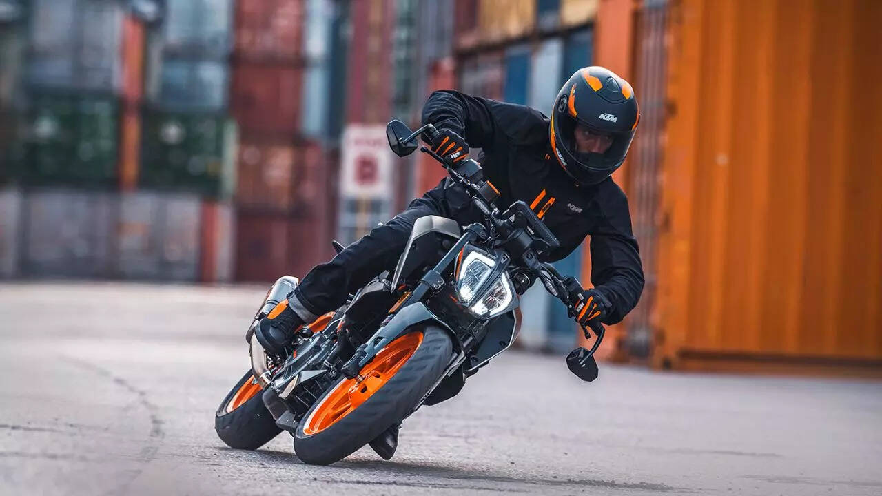 5 Bikes Under Rs 4 Lakh in India With Over 160 km/h Top Speed - KTM ...