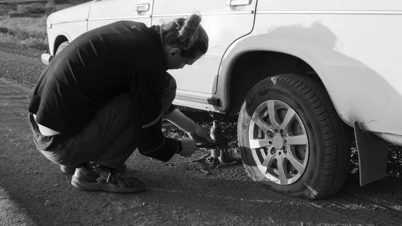 Car Tips: 7 Easy Steps To Change A Flat Tyre | Tips and Tricks ...