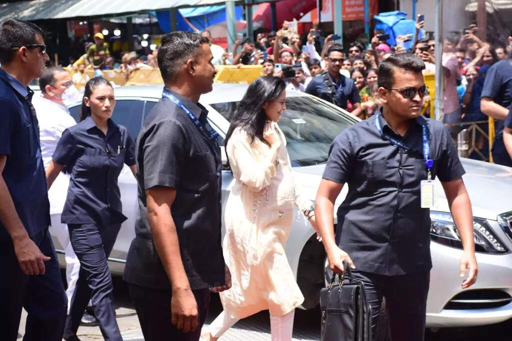 Mukesh Ambani, Little Prithvi, Akash, Shloka Seek Blessings At ...