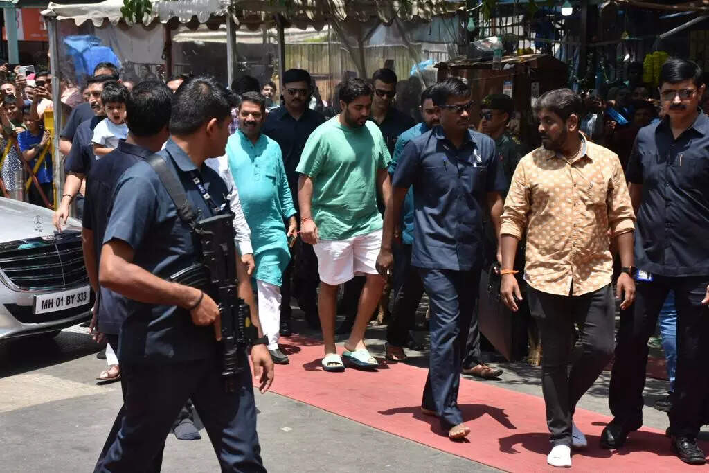 Mukesh Ambani, Little Prithvi, Akash, Shloka Seek Blessings At ...