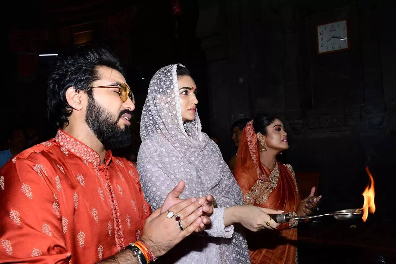 Kriti Sanon Seeks Blessings At Sita Gufa And Kalaram Mandir After ...