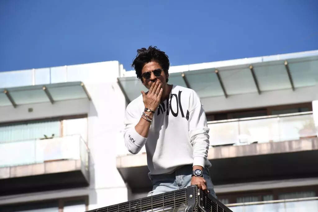 Pathaan TV Premiere: Shah Rukh Khan Greets Excited Fans Outside Mannat ...