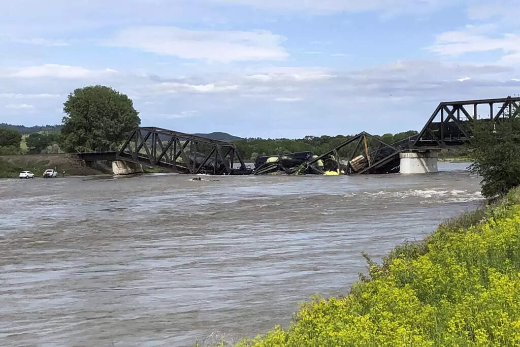 IN PICS - US Train With Molten Sulfur, Hot Asphalt Plunges Into ...