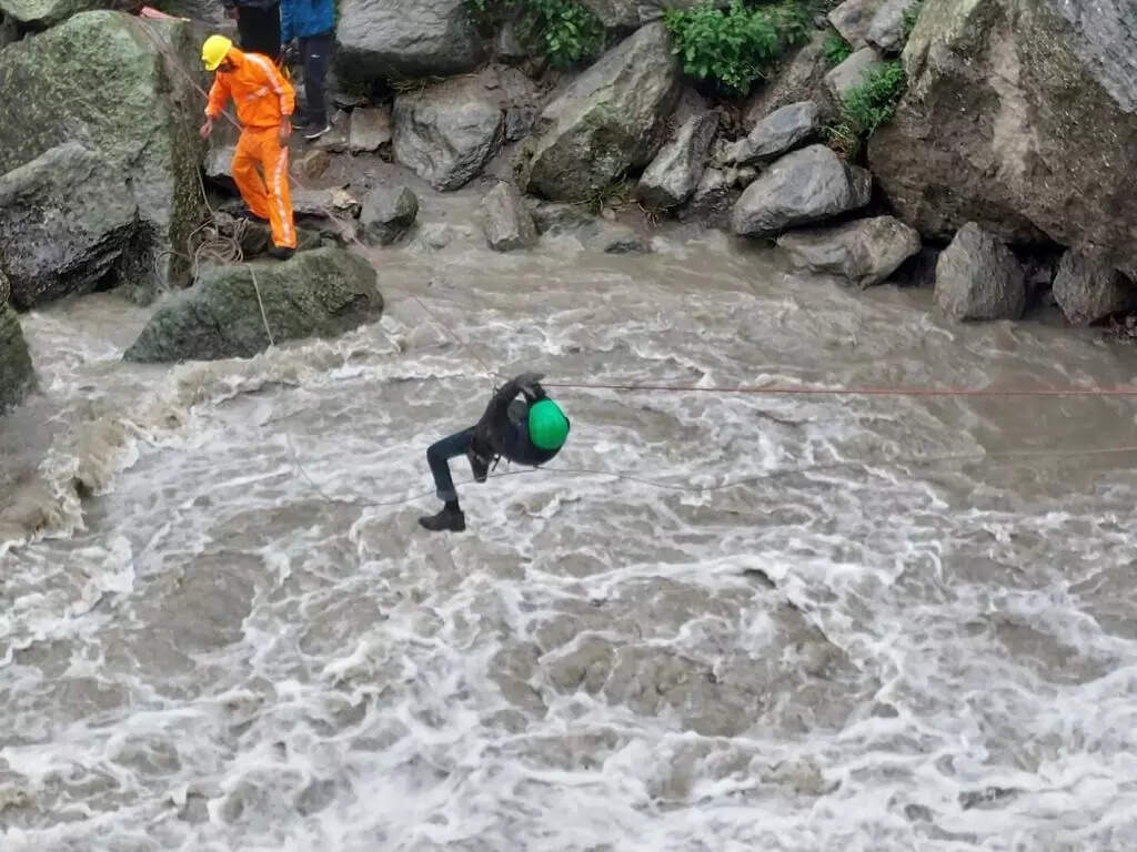 Himachal Pradesh Rains: Using Anchored Ropes, NDRF Rescues 28 People From Kinnaur | Video ...