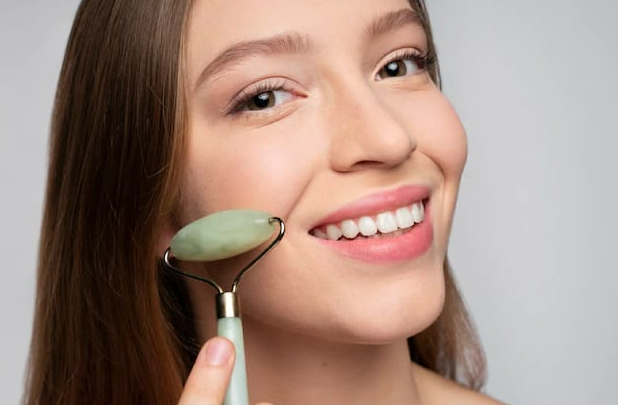 5 Expert-Approved Beauty Tools That Will Give Your Face A Sculpted And ...