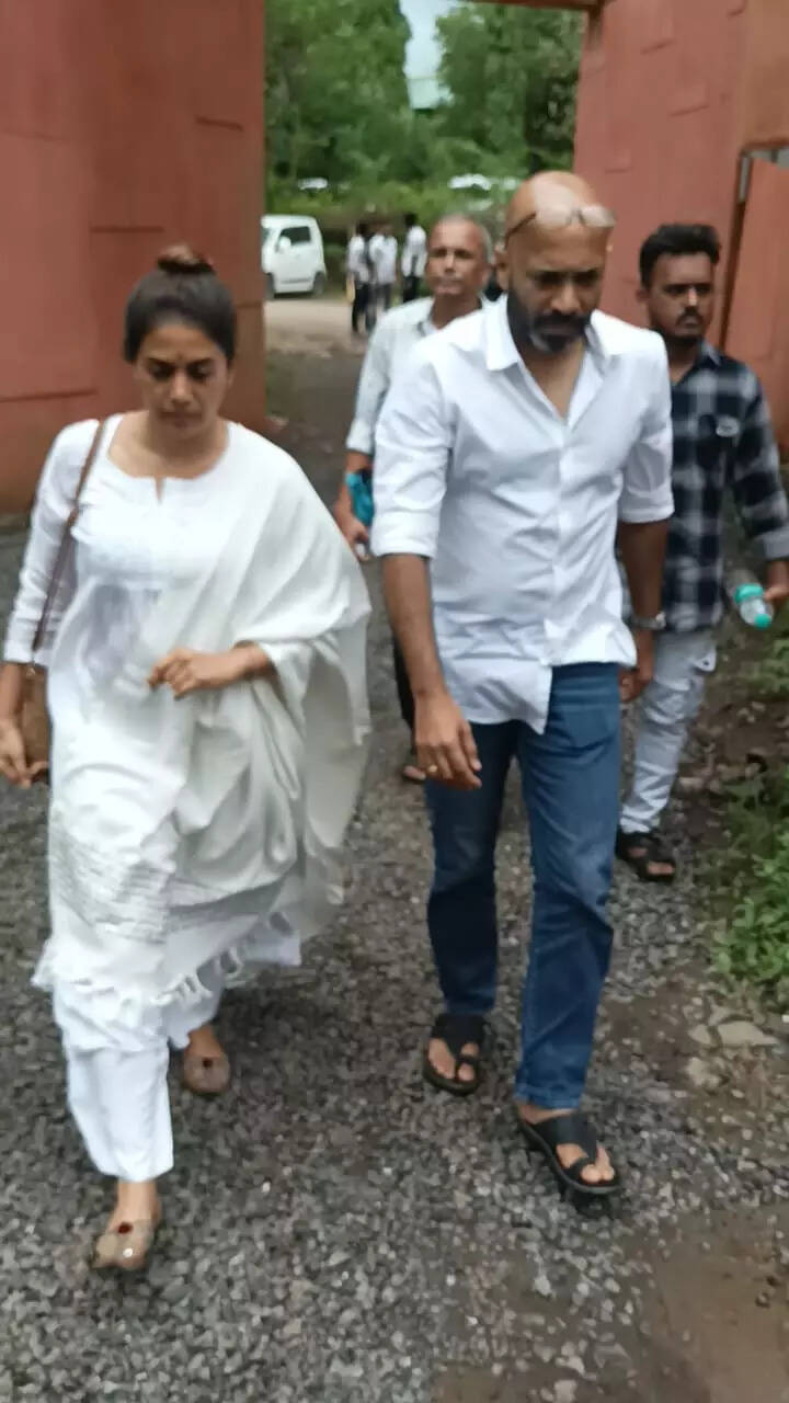 Nitin Desai Funeral: Lagaan Art Director Laid To Rest At ND Studios. Aamir Khan, CM Eknath ...