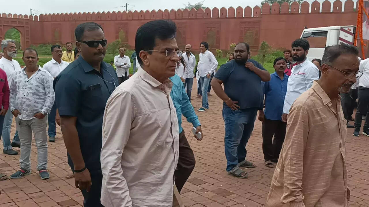 Nitin Desai Funeral: Lagaan Art Director Laid To Rest At ND Studios. Aamir Khan, CM Eknath ...