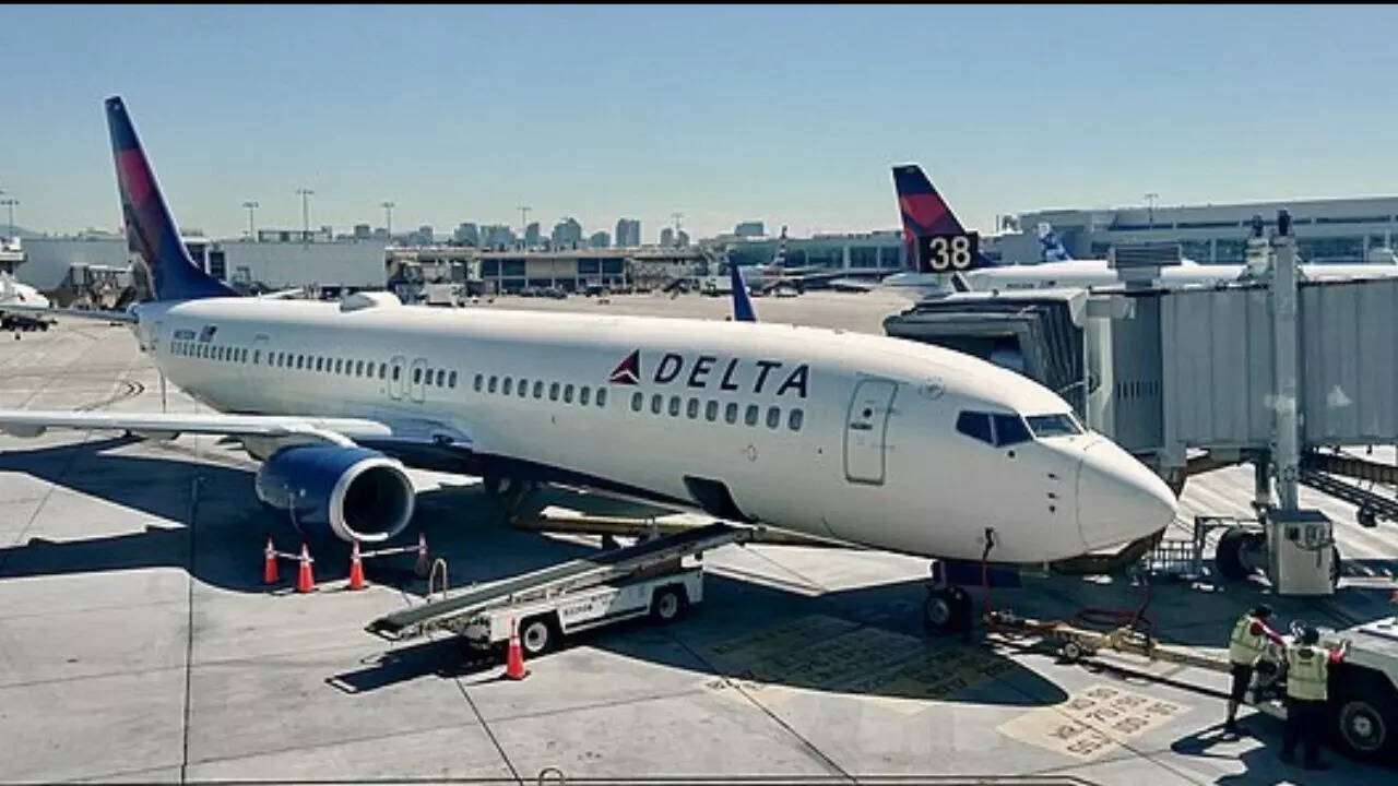 Passenger's Diarrhoea 'Dribbles' Down Flight's Aisle, Flight Takes U ...