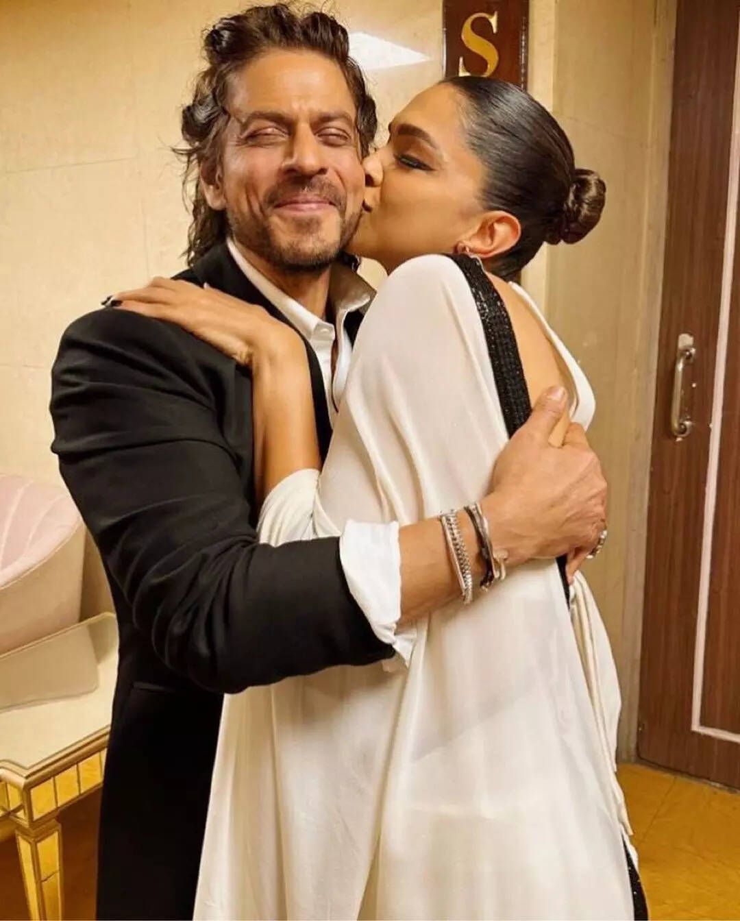 Deepika Padukone KISSES SRK As He Flaunts His Dimples. Pic From Jawan ...