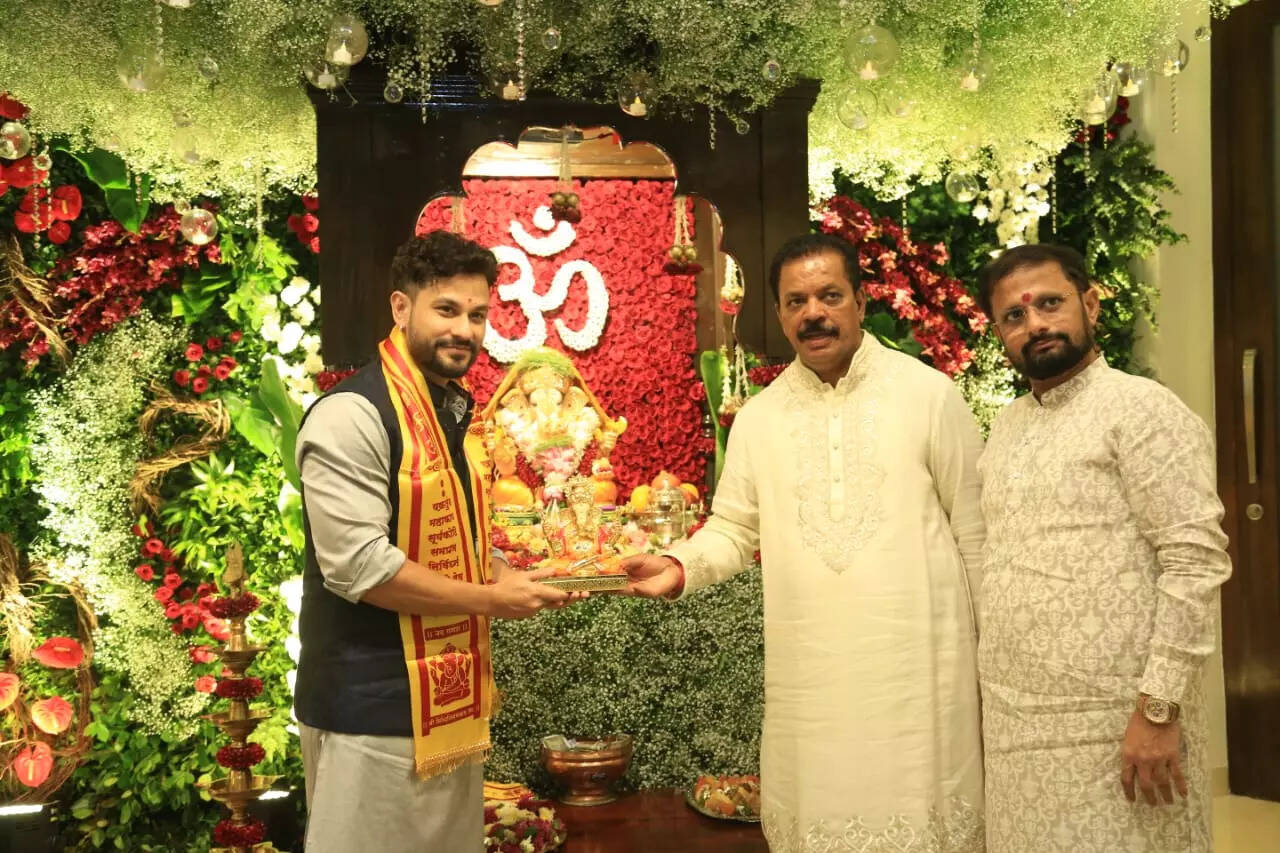 Shah Rukh Khan, Salman Khan And Others Arrive At Maharashtra CM Eknath ...