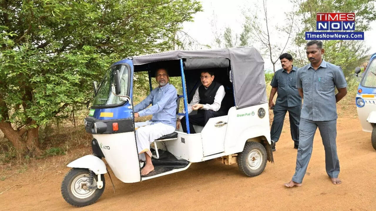 Brilliant Photo! Zoho Founder Sridhar Vembu Gives Tamil Nadu Governor ...