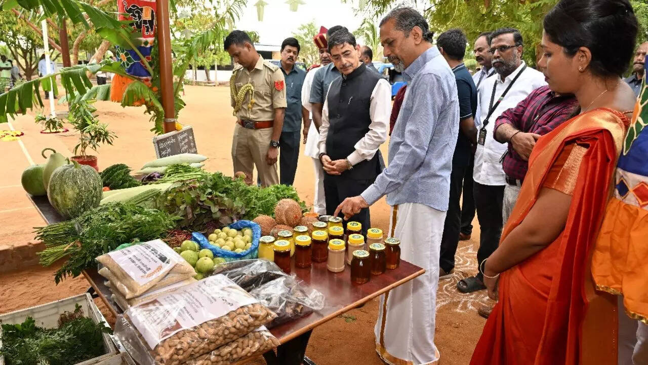 Brilliant Photo! Zoho Founder Sridhar Vembu Gives Tamil Nadu Governor ...