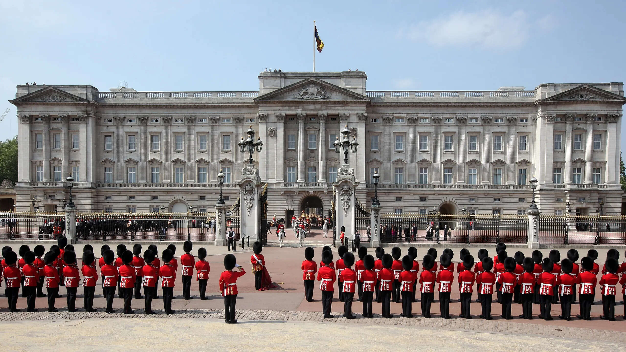 Inside Royal Walls: Exploring 8 Modern Kings' Private Homes | Home ...