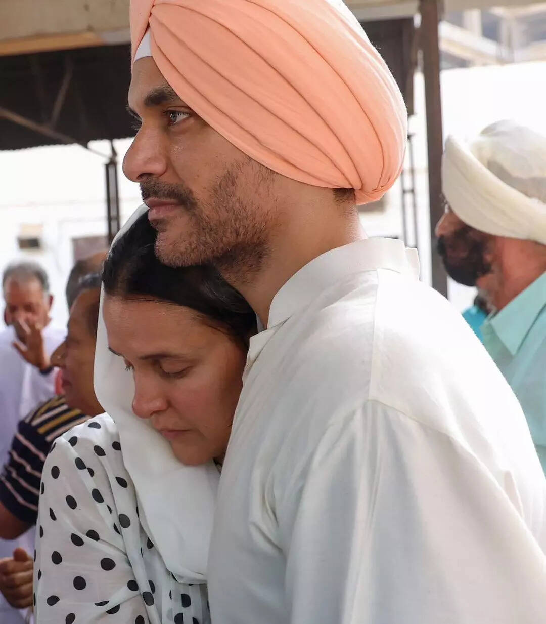 Bishan Singh Bedi's Last Rites: Neha Dhupia Bursts Into Tears, Angad ...