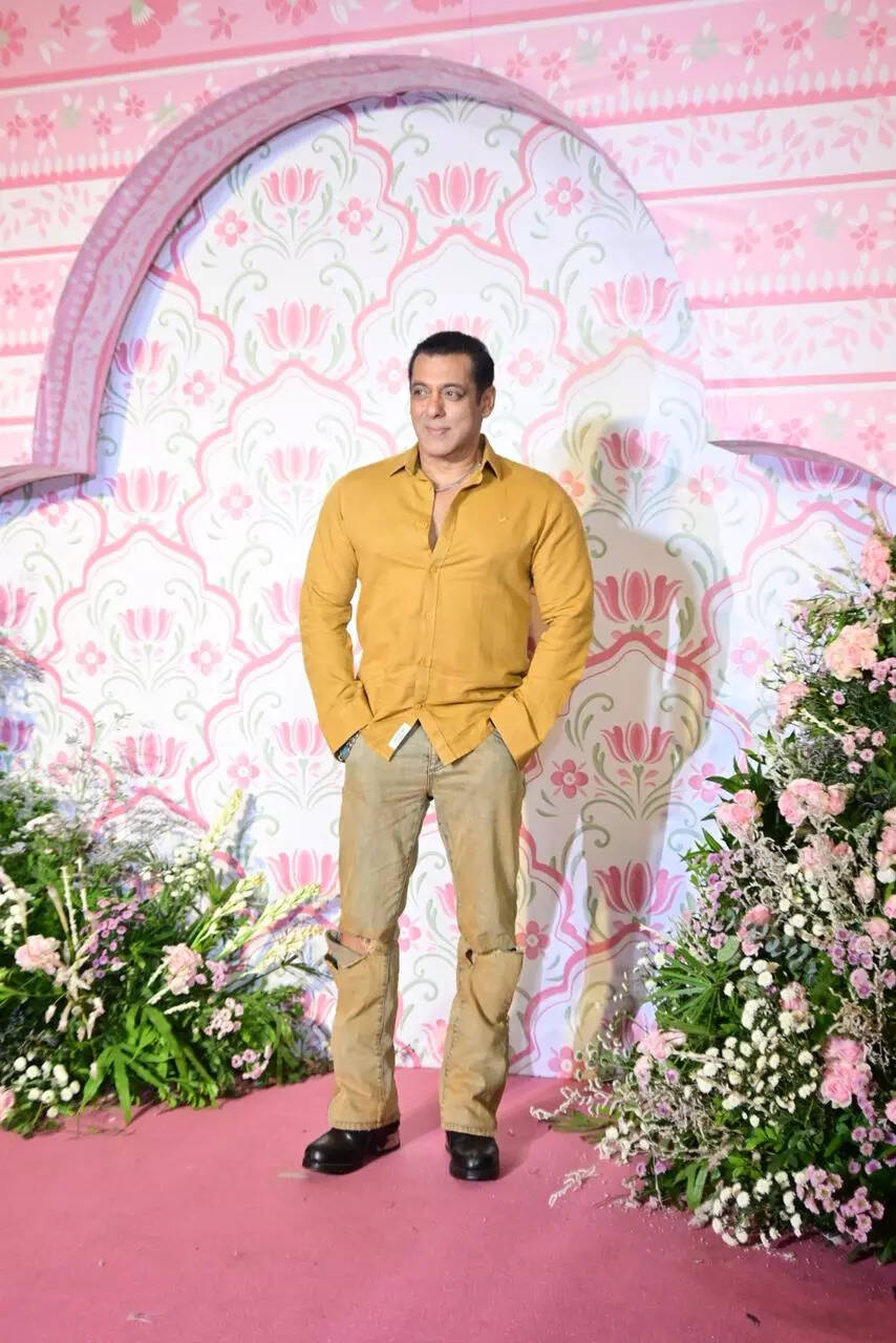 Salman Khan Attends Ramesh Taurani's Diwali Party Wearing 'Ladoo Peela ...