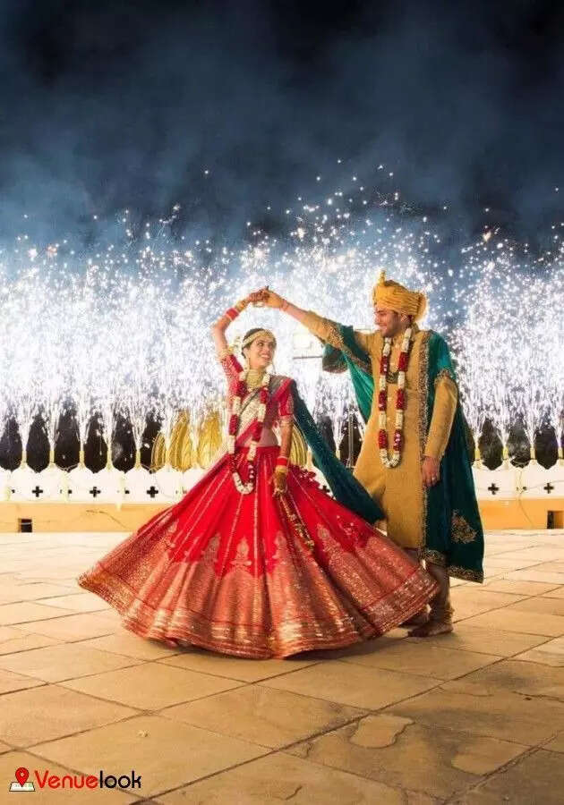 10 Endearing Poses For Couples To Try On Their Wedding | People News ...