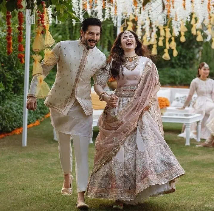 10 Endearing Poses For Couples To Try On Their Wedding | People News ...