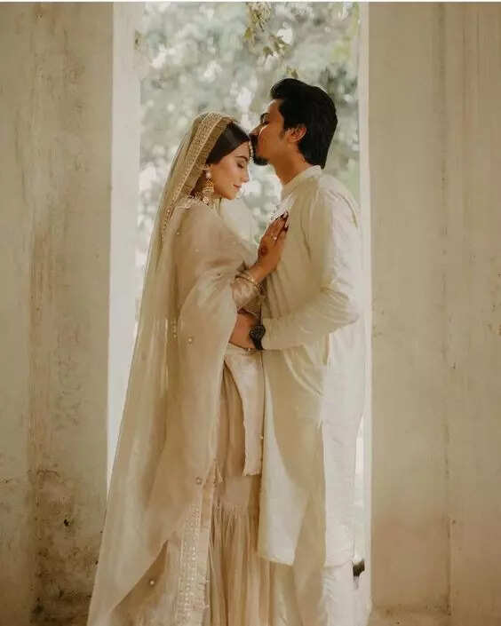 10 Endearing Poses For Couples To Try On Their Wedding | People News ...