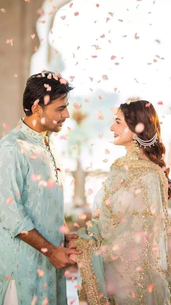 10 Endearing Poses For Couples To Try On Their Wedding | People News ...