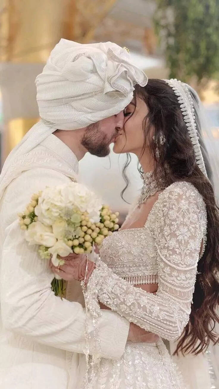 10 Endearing Poses For Couples To Try On Their Wedding | People News ...