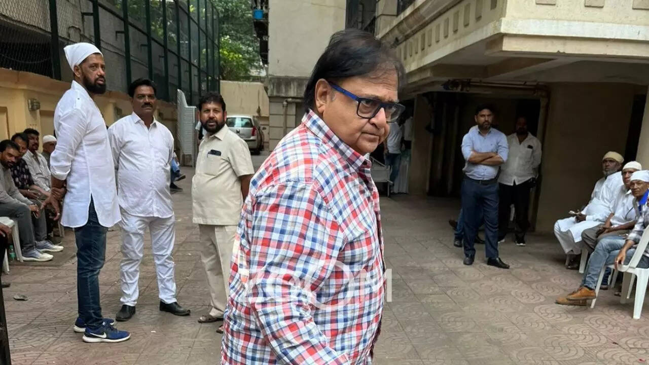 Junior Mehmood Funeral: Johnny Lever, Raza Murad, Sudesh Bhosale And ...