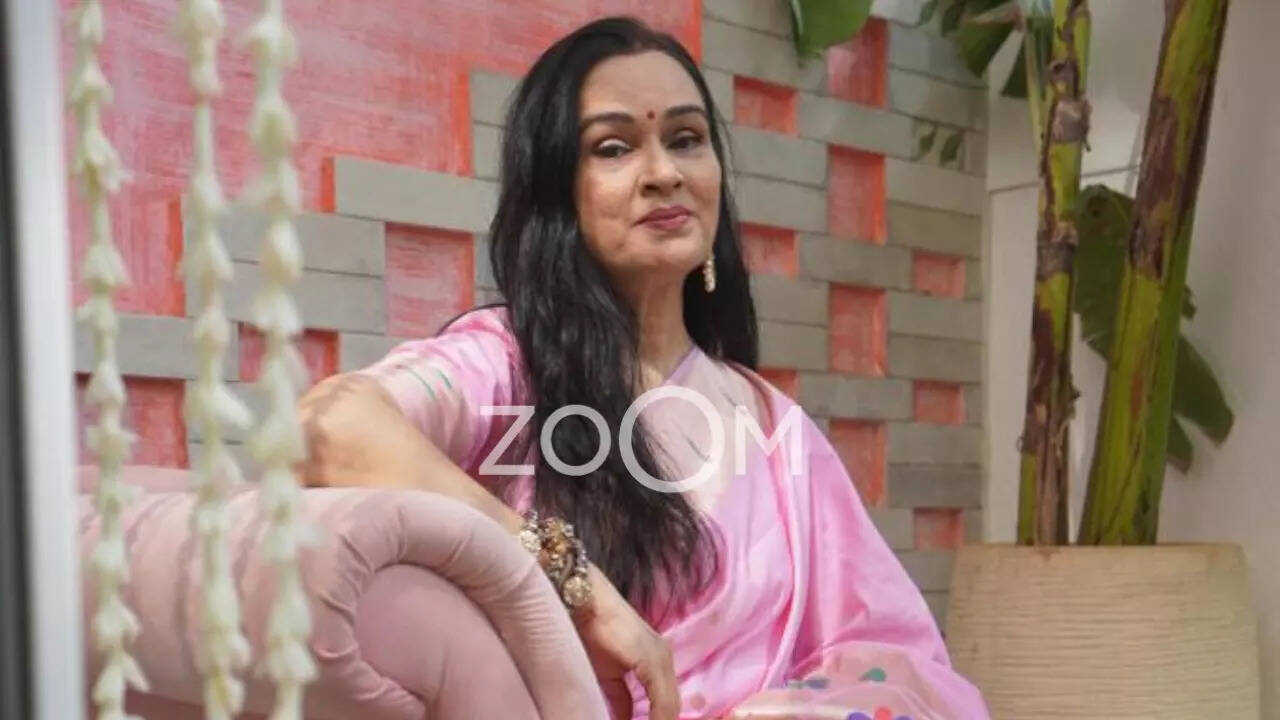 Padmini Kolhapure: Granny-To-Be Padmini Kolhapure Dances Away; Sisters ...