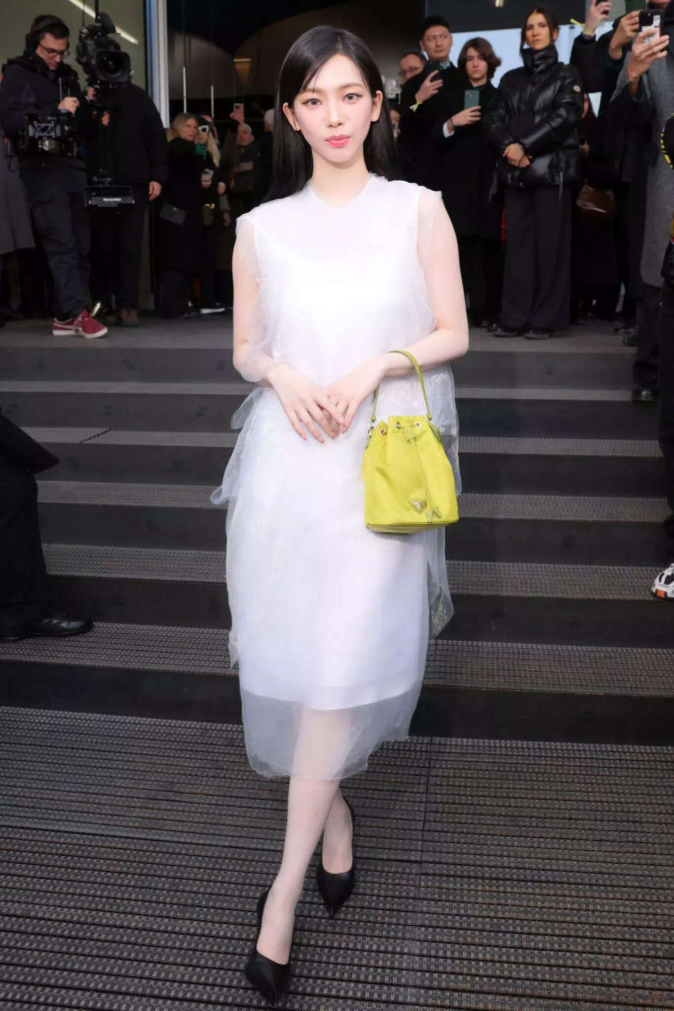 aespa's Karina Continues To Serve Ethereal Vibes In White Despite TRIPPING At Milan Fashion Week ...