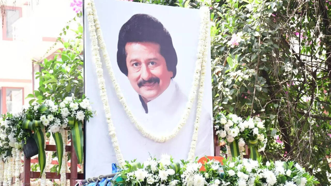 Pankaj Udhas Funeral: Shankar Mahadevan, Zakir Hussain, Others Arrive ...