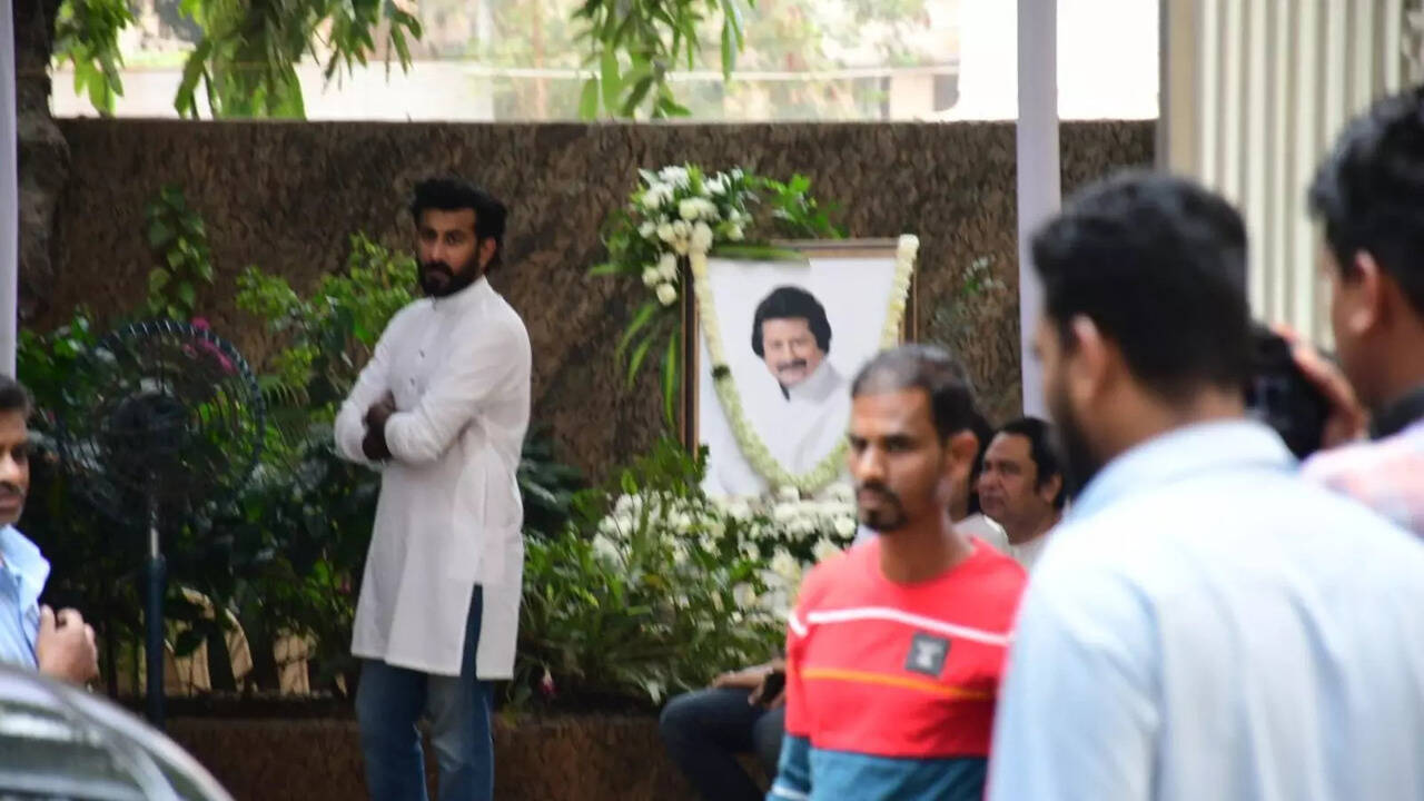 Pankaj Udhas Funeral: Shankar Mahadevan, Zakir Hussain, Others Arrive ...