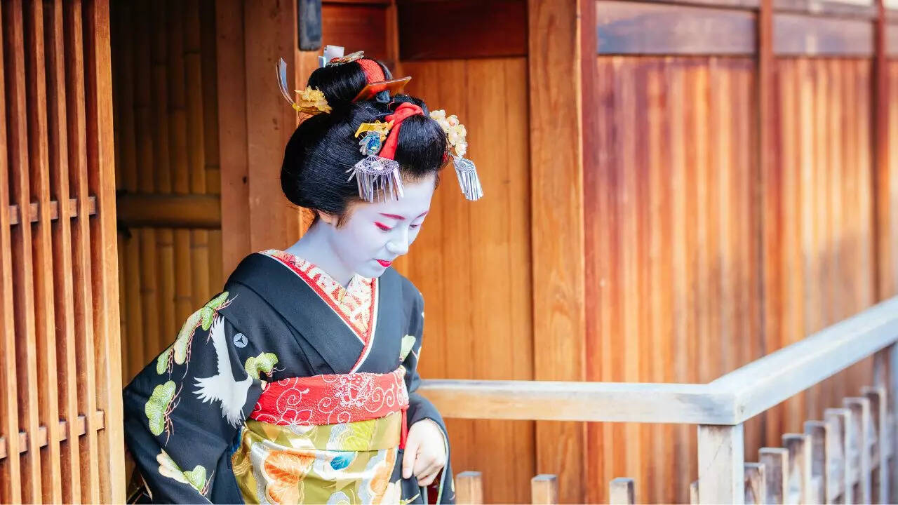 Japan: Kyoto Imposed Ban On Tourist Entry Into The Private Alleys Of ...