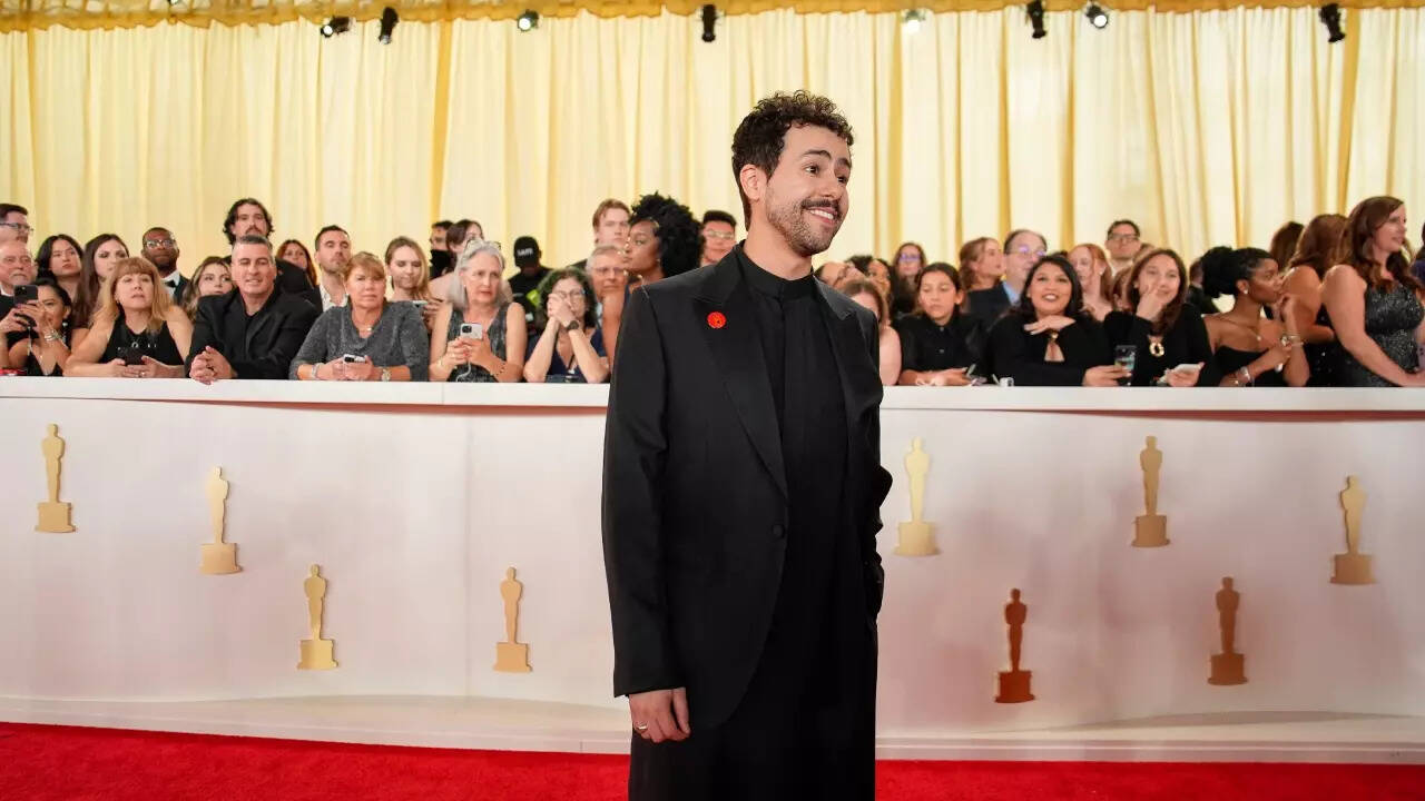 Oscars Protest: Billie Eilish, Mark Ruffalo, Ramy Youssef Wear Red Pins ...