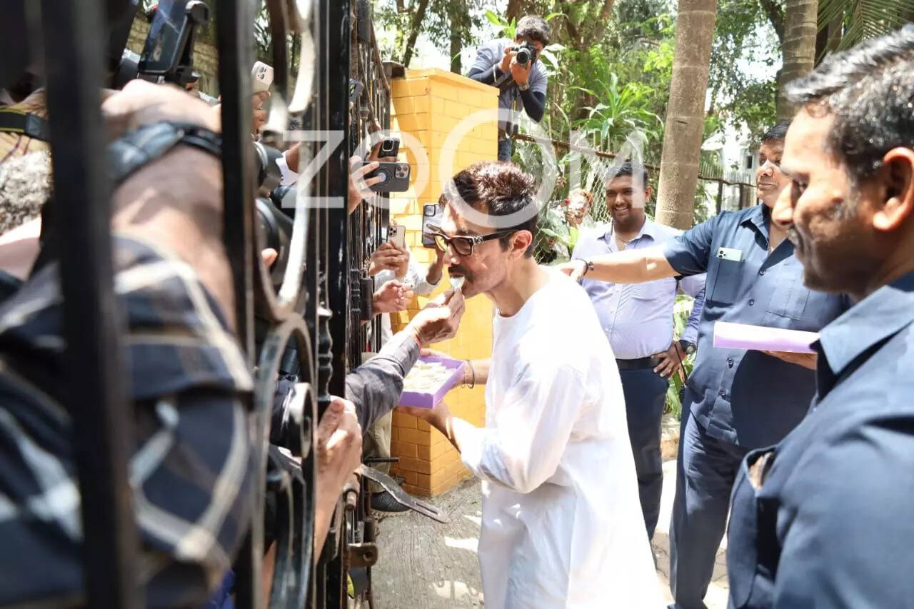 Eid Mubarak! Aamir Khan, Sons Junaid And Azad Distribute Sweets To Fans Outside Their Home ...