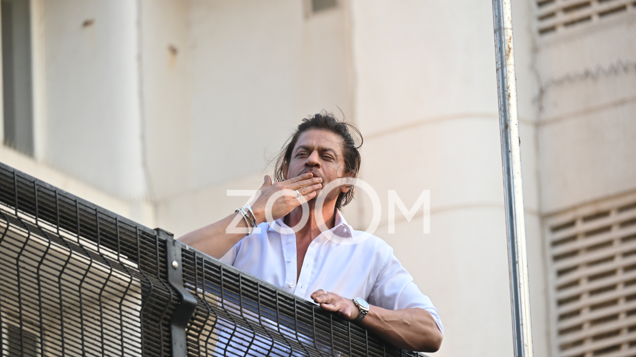 Eid Ka Chaand! Shah Rukh Khan Gives Perfect Eidi To Fans Outside Mannat ...