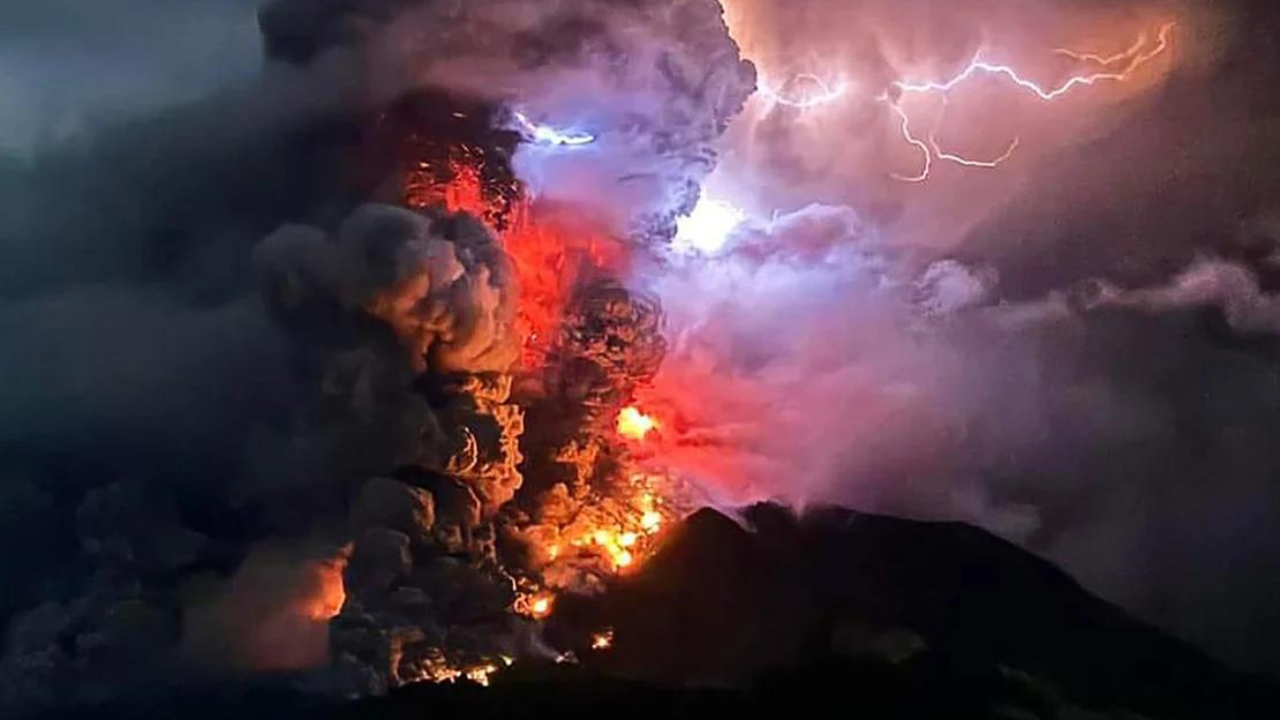 Ruang Volcano Erupts Again As Alert Status Raised | Lightning Flashes ...