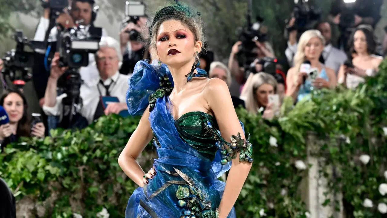 Zendaya Met Gala Dress: Zendaya Goes VINTAGE At Met Gala 2024 Red ...