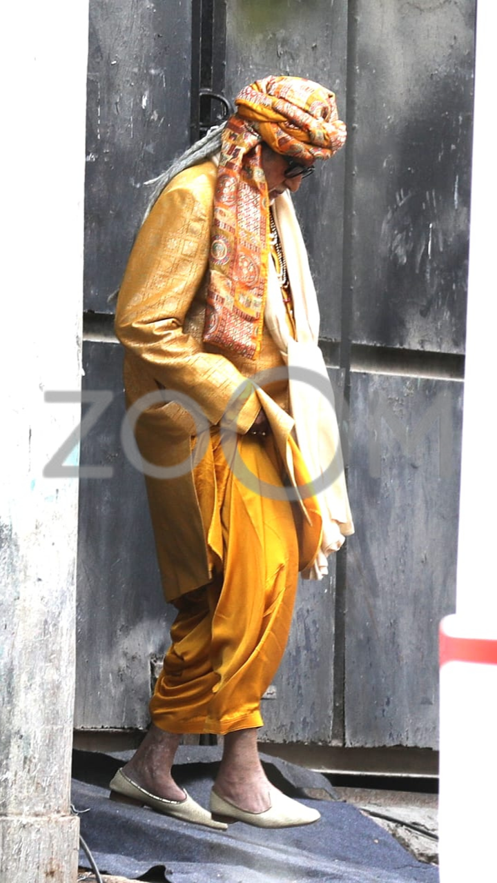 Amitabh Bachchan SPOTTED In Intriguing New Look For Upcoming Project ...