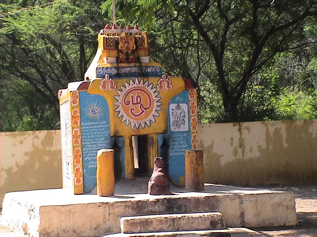 Tiruvannamalai Temples in Girivalam: நோய்கள் தீர்க்கும் இடுக்கு ...