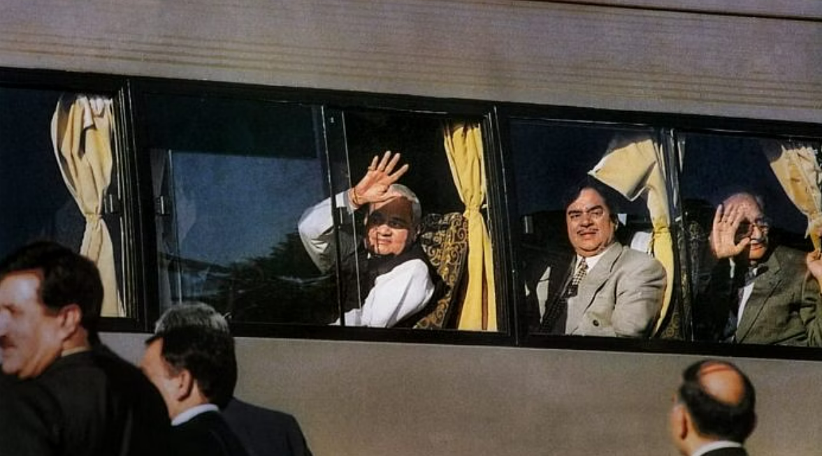 A Photo From Atal Bihari Vajpayee's Lahore Visit Goes Viral As Nawaz ...