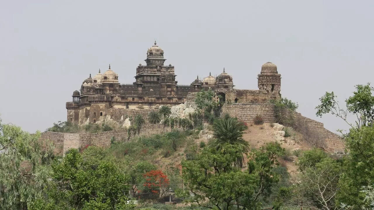 Datia Palace: No One Ever Stayed At This Palace In Madhya Pradesh ...