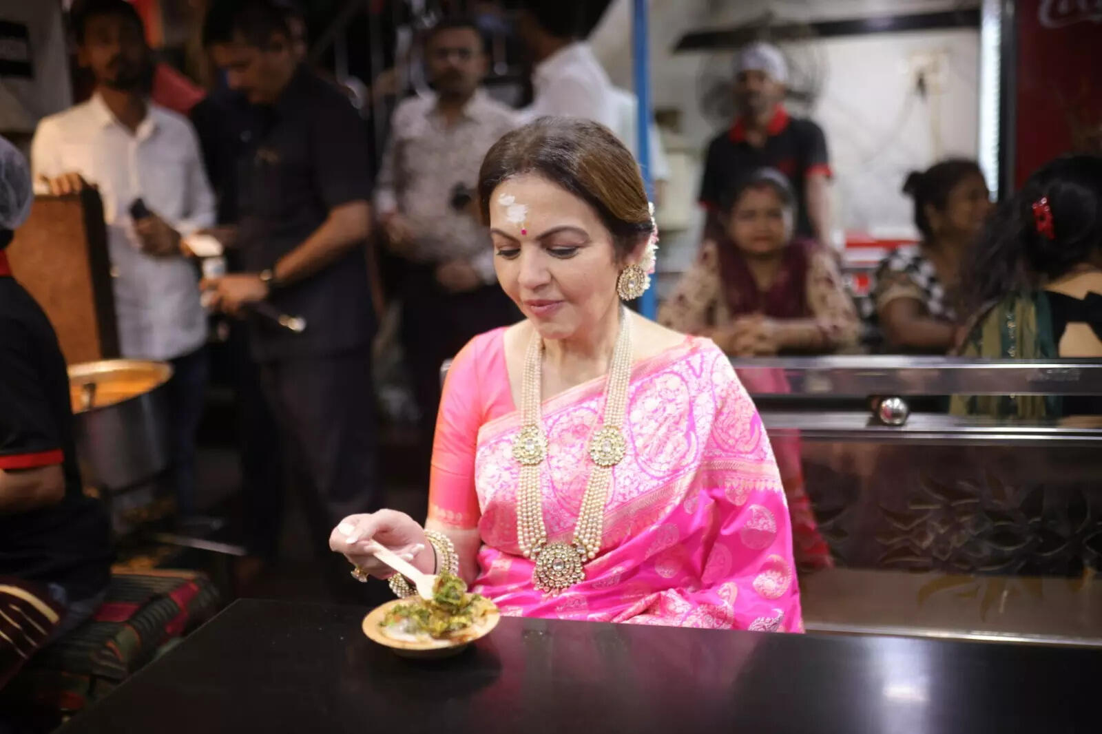 Nita Ambani visits Kashi VIshwanath Temple Explores Varanasi Streets In ...