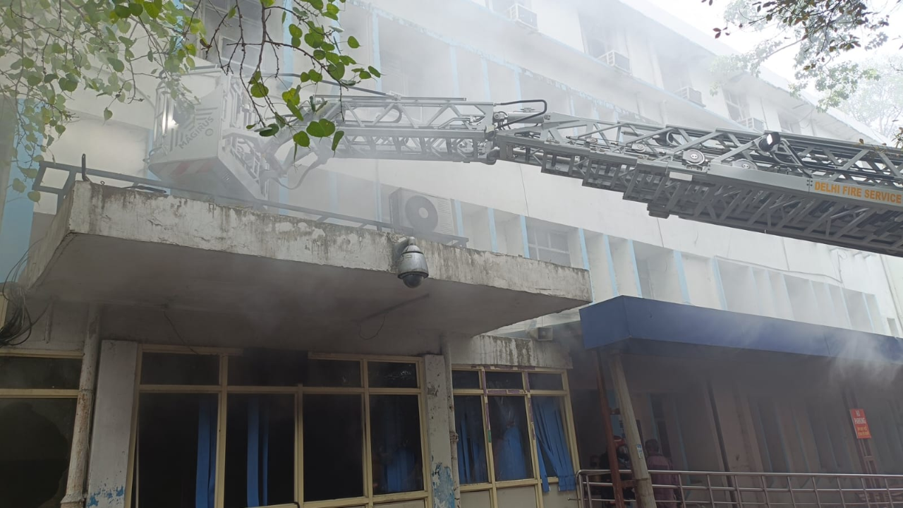 Watch: Fire Breaks Out at Old Emergency Building of Delhi's Safdarjung ...