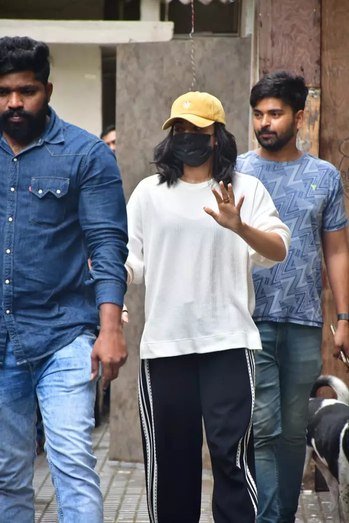 Janhvi Kapoor Captured At Ulajh Trailer Launch, Ram Charan Spotted At ...
