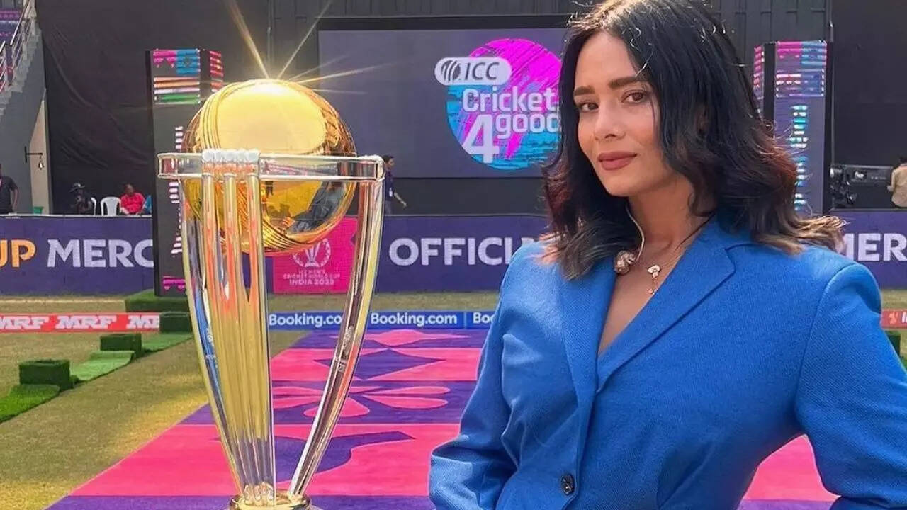 The DisruptHERs — Mayanti Langer: Breaking Barriers, One Commentary At ...