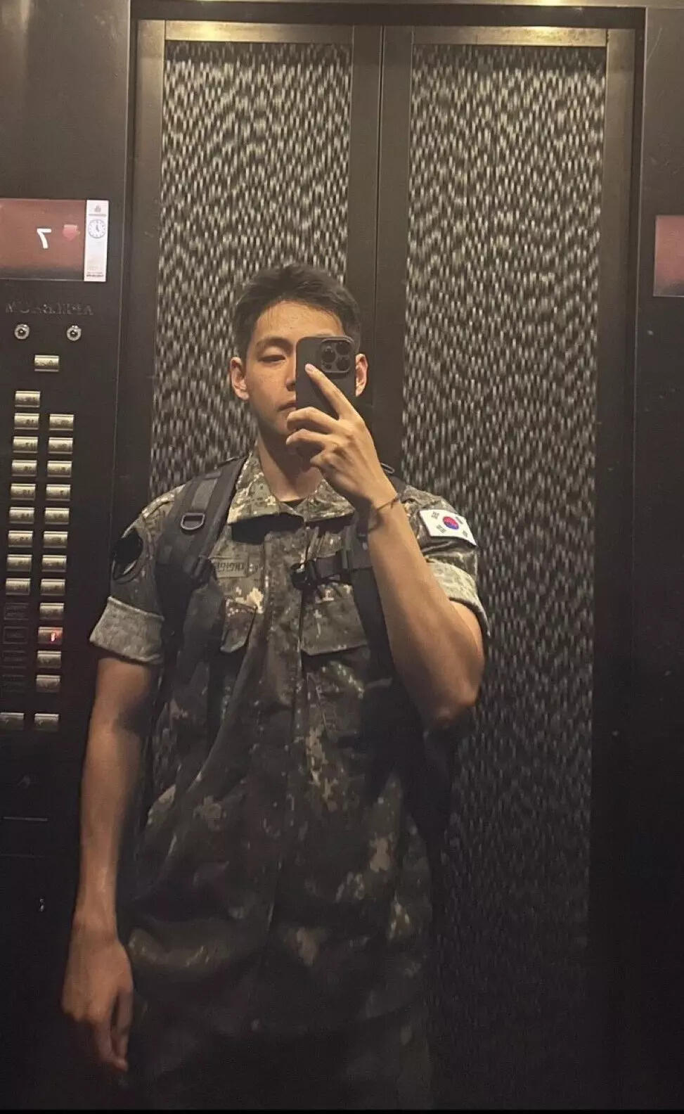 BTS' V Surprises ARMY By Joining Fan Group Chat, Shares UNSEEN Military ...