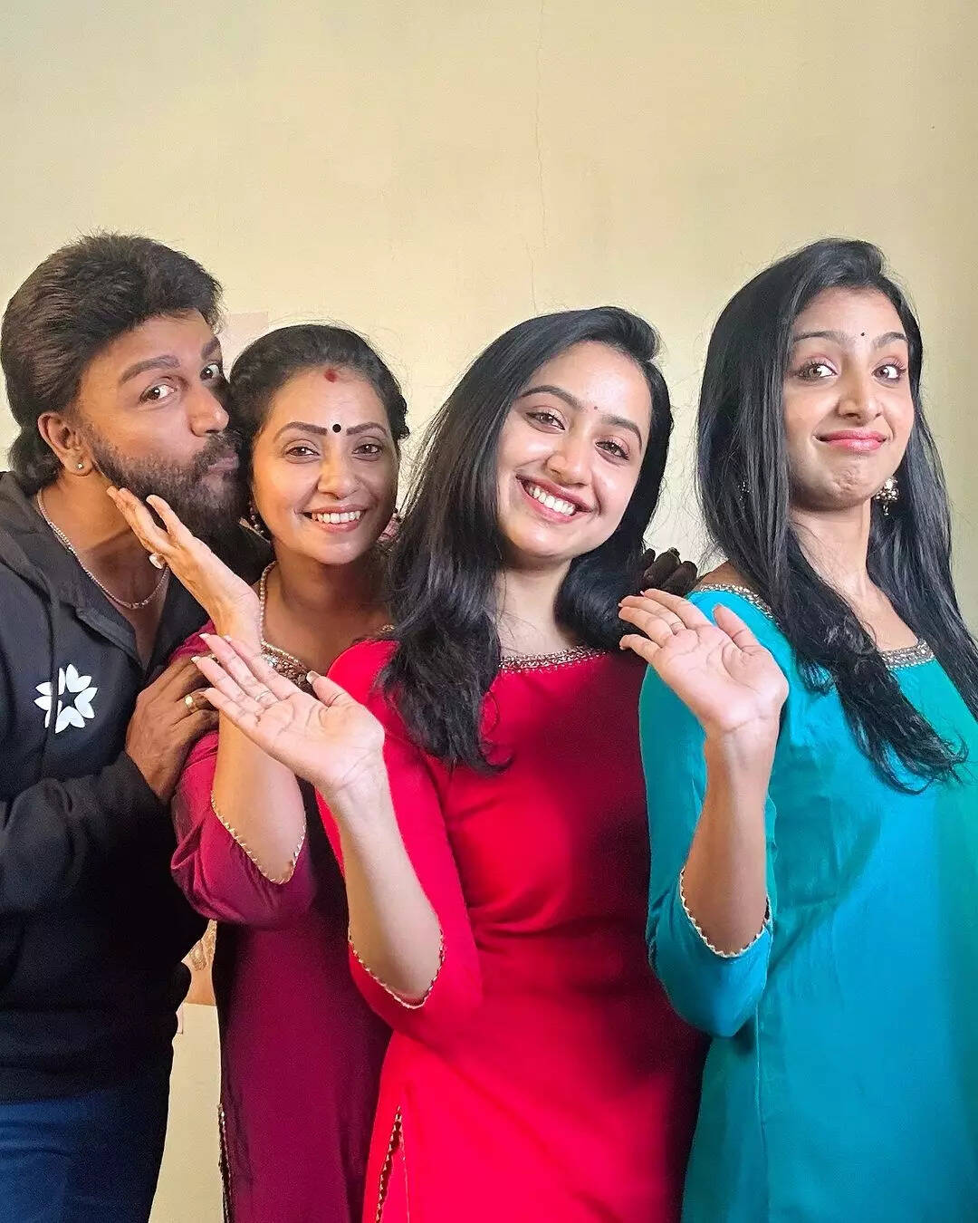 Nethran Wife: நேத்ரனின் காதல் மனைவி நடிகை தீபா யார் தெரியுமா? | Times ...