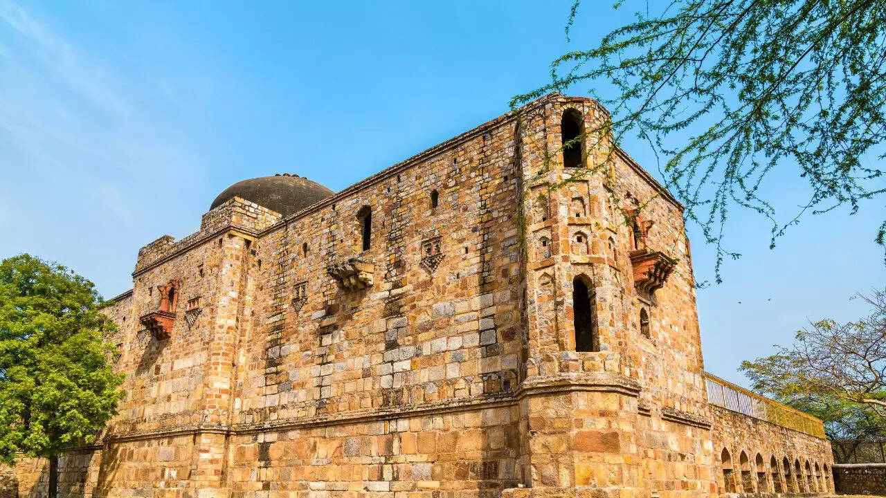 The Tale Of Delhi's Jamali Kamali Mosque Which Is Said To Be Haunted By ...