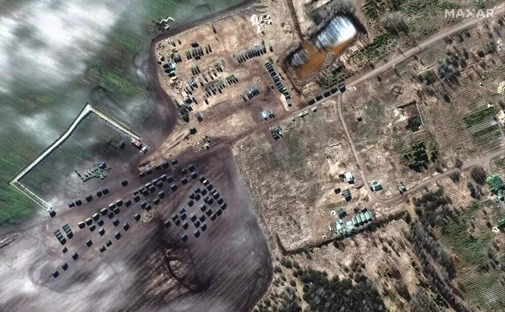 Kyiv: Russian military heads for Kyiv: Satellite images show massive 64 ...