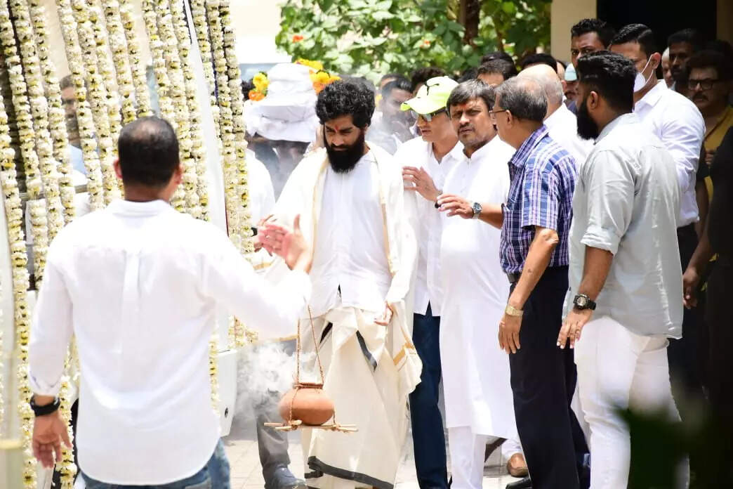 KK laid to rest: Javed Akhtar, Shreya Ghoshal, Salim Merchant and more ...