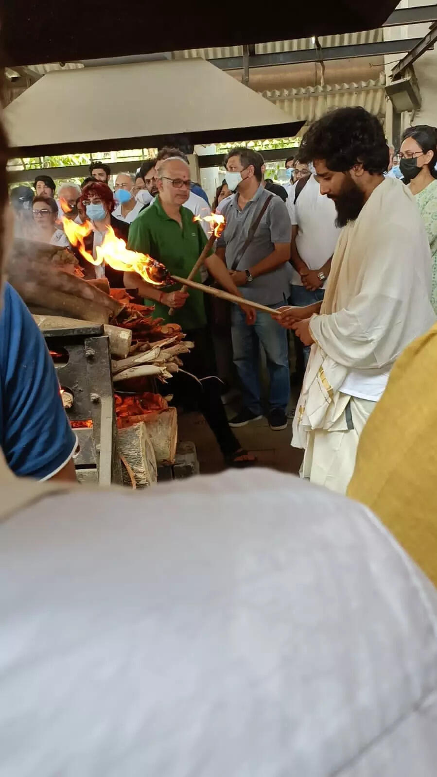 KK laid to rest: Javed Akhtar, Shreya Ghoshal, Salim Merchant and more ...